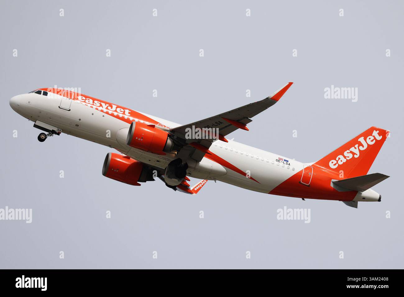 in the photo an Airbus A320-251N of the English company EasyJet Stock ...