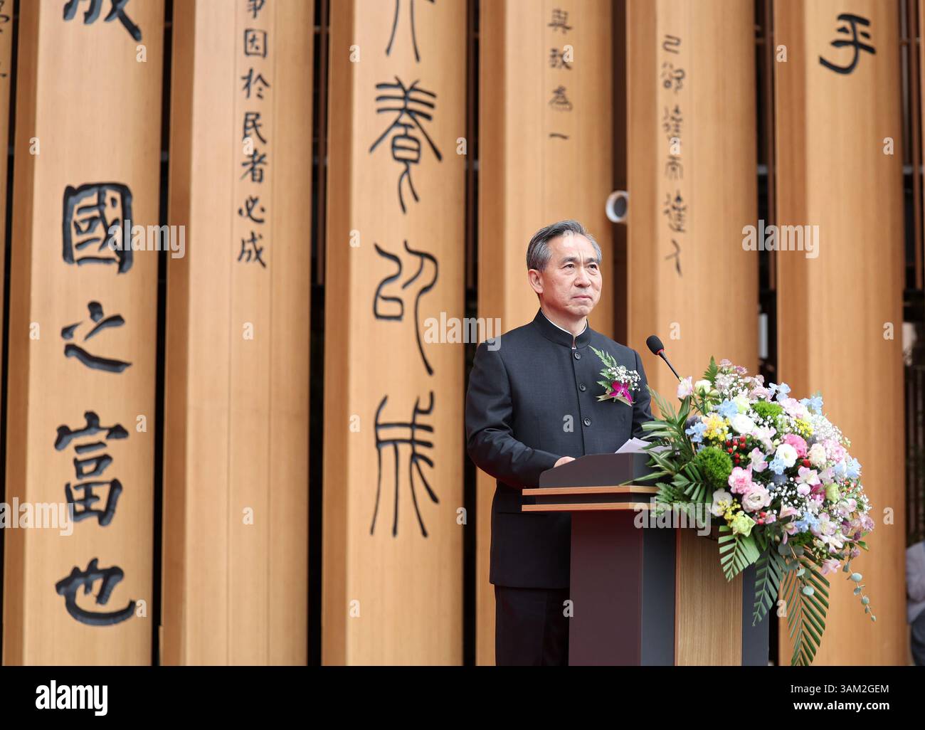 (250413) -- OSAKA, April 13, 2025 (Xinhua) -- Ren Hongbin, chairman of ...