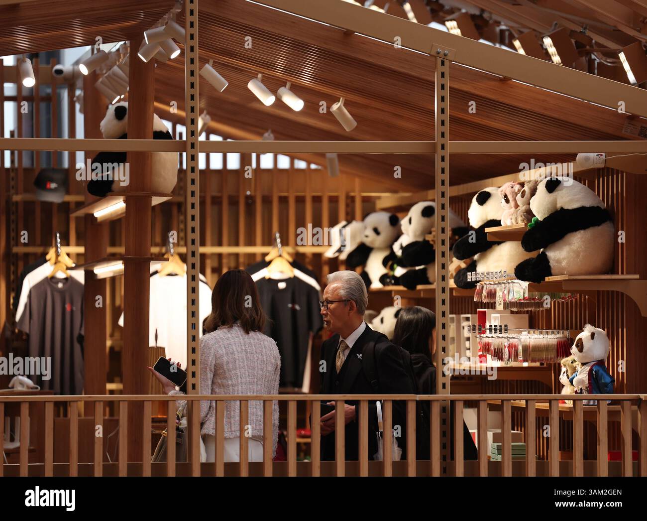 (250413) -- OSAKA, April 13, 2025 (Xinhua) -- People visit a souvenir ...
