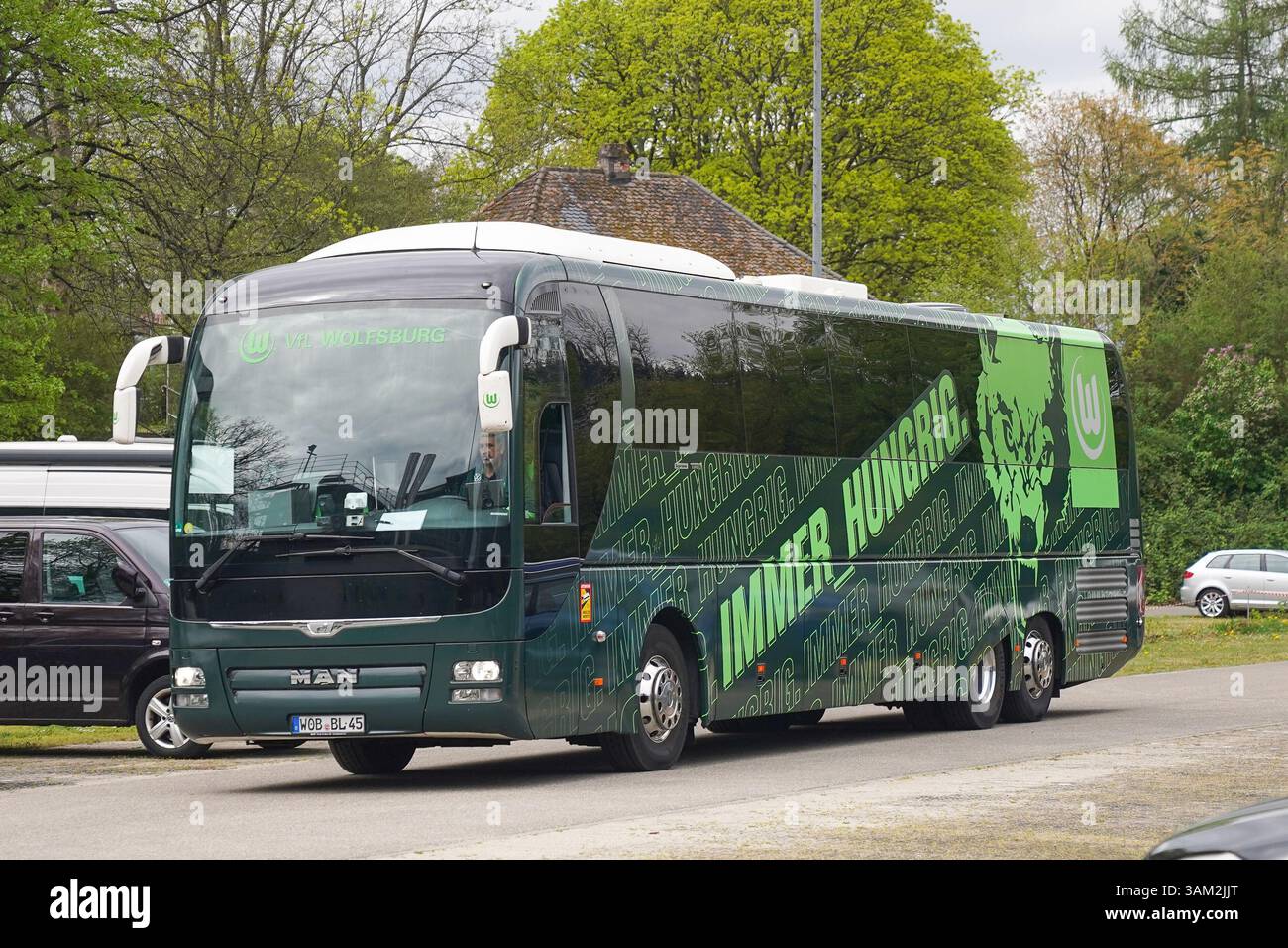 VfL Wolfsburg Bus bei der Ankunft im Dreisamstadion 1. Frauen ...