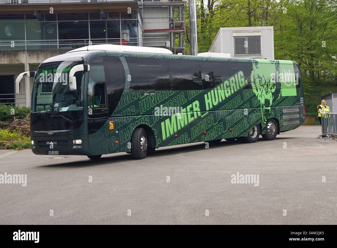VfL Wolfsburg Bus bei der Ankunft im Dreisamstadion 1. Frauen ...