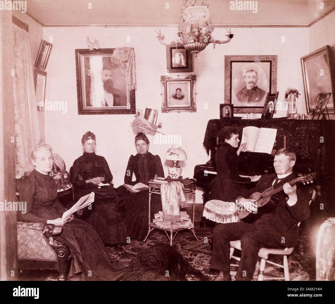 Parlor guitar hi-res stock photography and images - Alamy