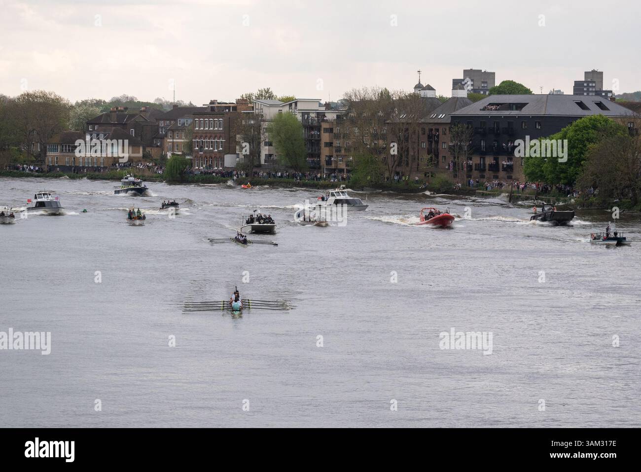 Chiswick Bridge, Chiswick, London, UK. 13th Apr, 2025. The finish line ...