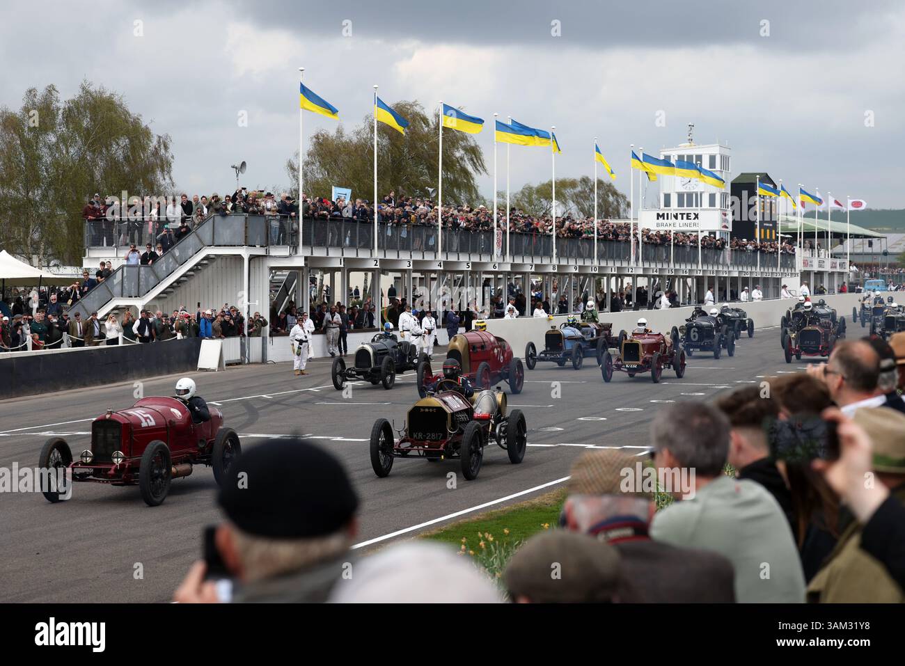 A general view of classic motor sport racing at the 82nd Members ...