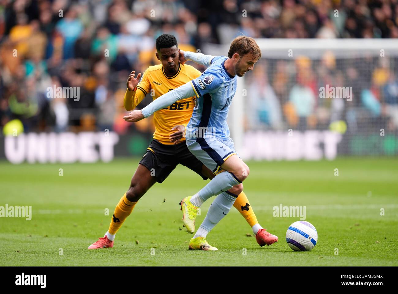 Wolverhampton Wanderers' Nelson Semedo (left) and Tottenham Hotspur's ...