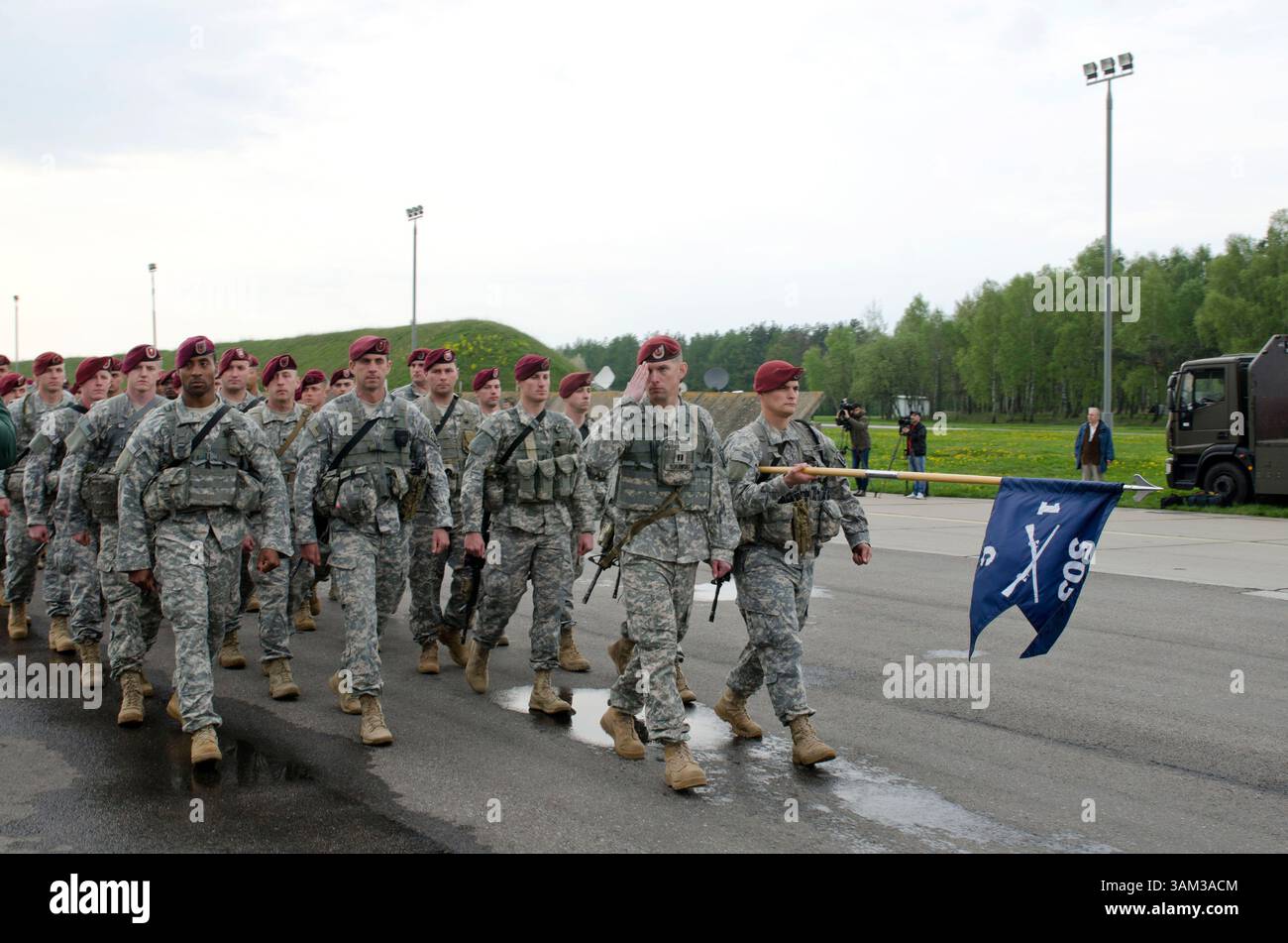 Apr 23, 2014 - Swidwin Air Base, Poland - Paratroopers from U.S. Army ...