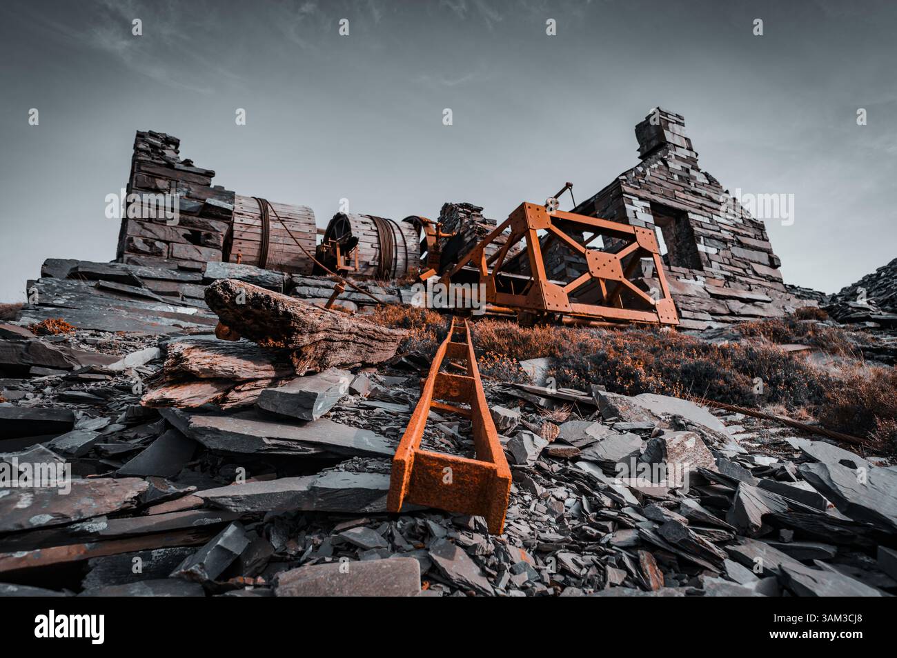 old winch house at dinorwig quarry above llanberris, north Wales Stock ...