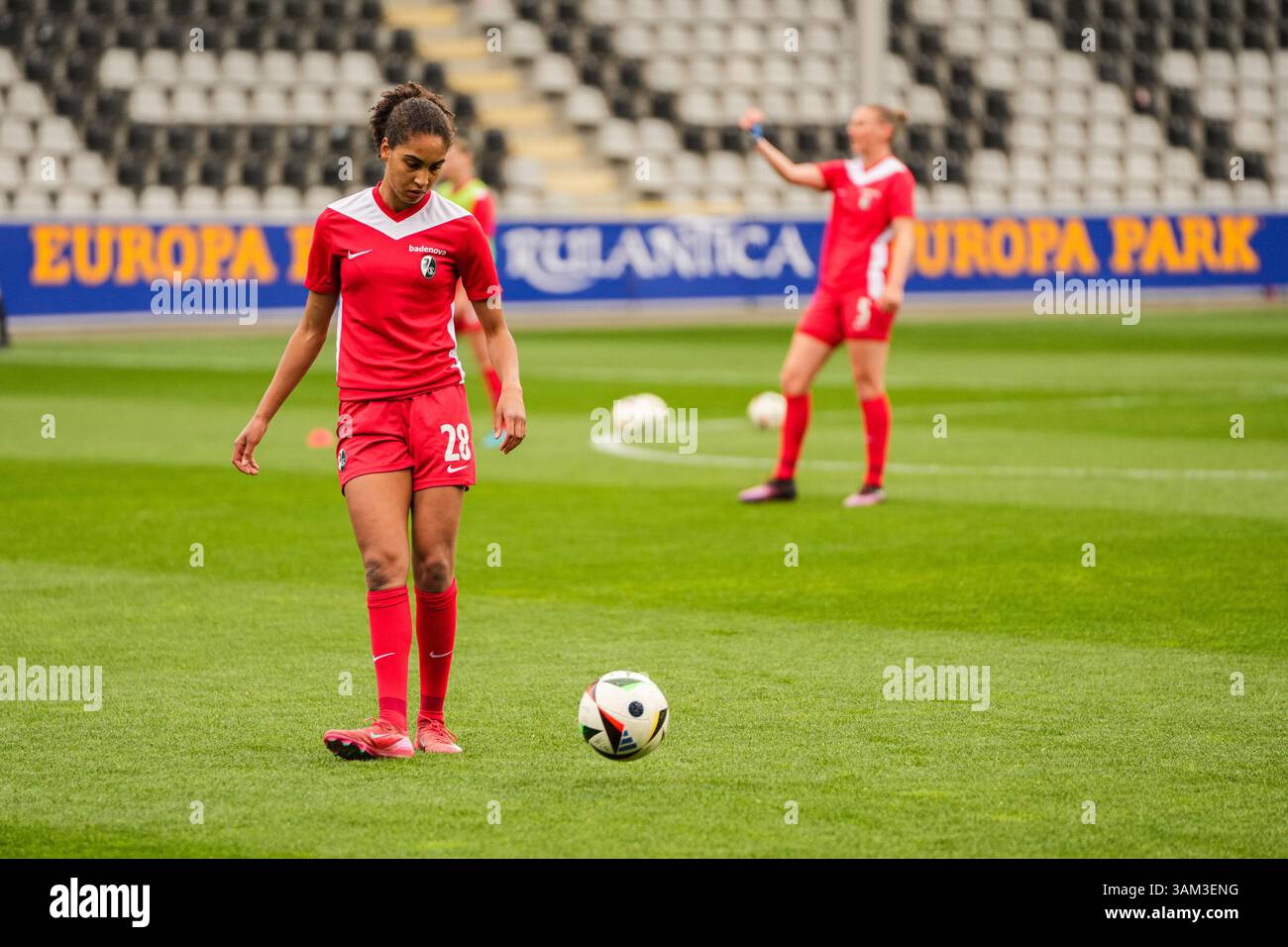 Freiburg, Deutschland. 13th Apr, 2025. Cora Zicai (SC Freiburg 28) 1 ...