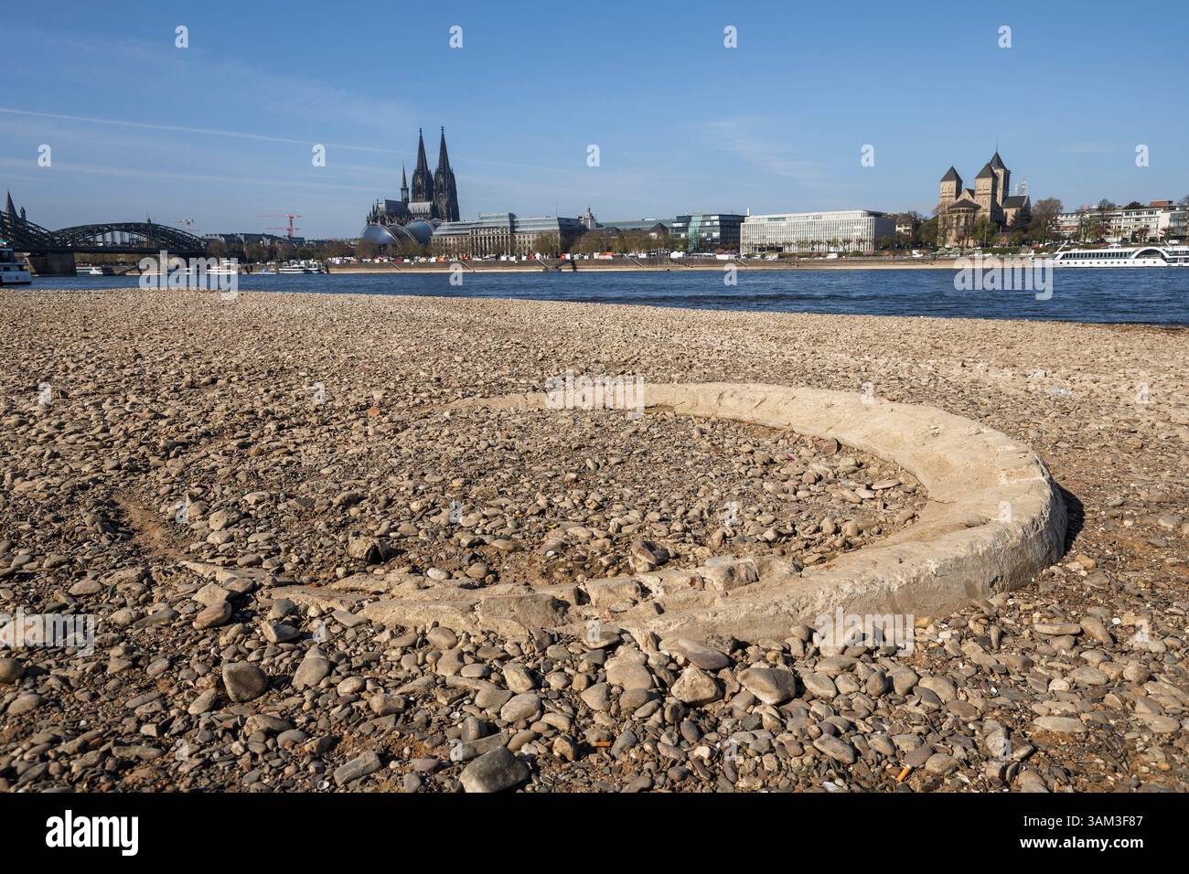 low water level of the Rhine, Rhine level of 144 cm on April 11, 2025 ...