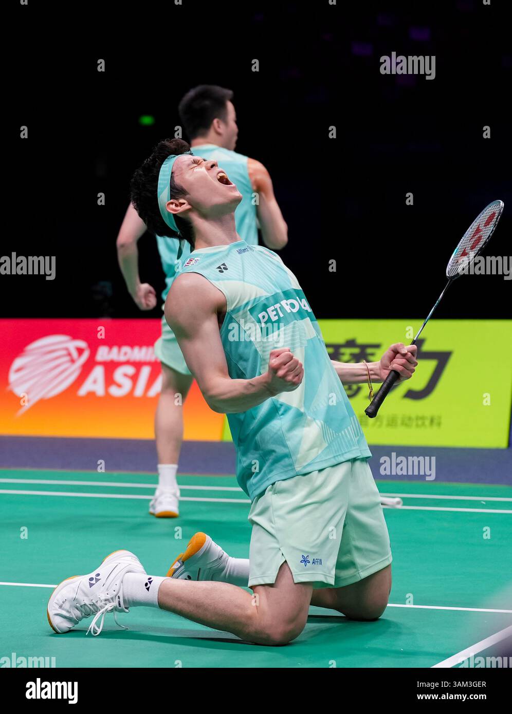 (250413) -- NINGBO, April 13, 2025 (Xinhua) -- Aaron Chia/Soh Wooi Yik (Front) of Malaysia ...