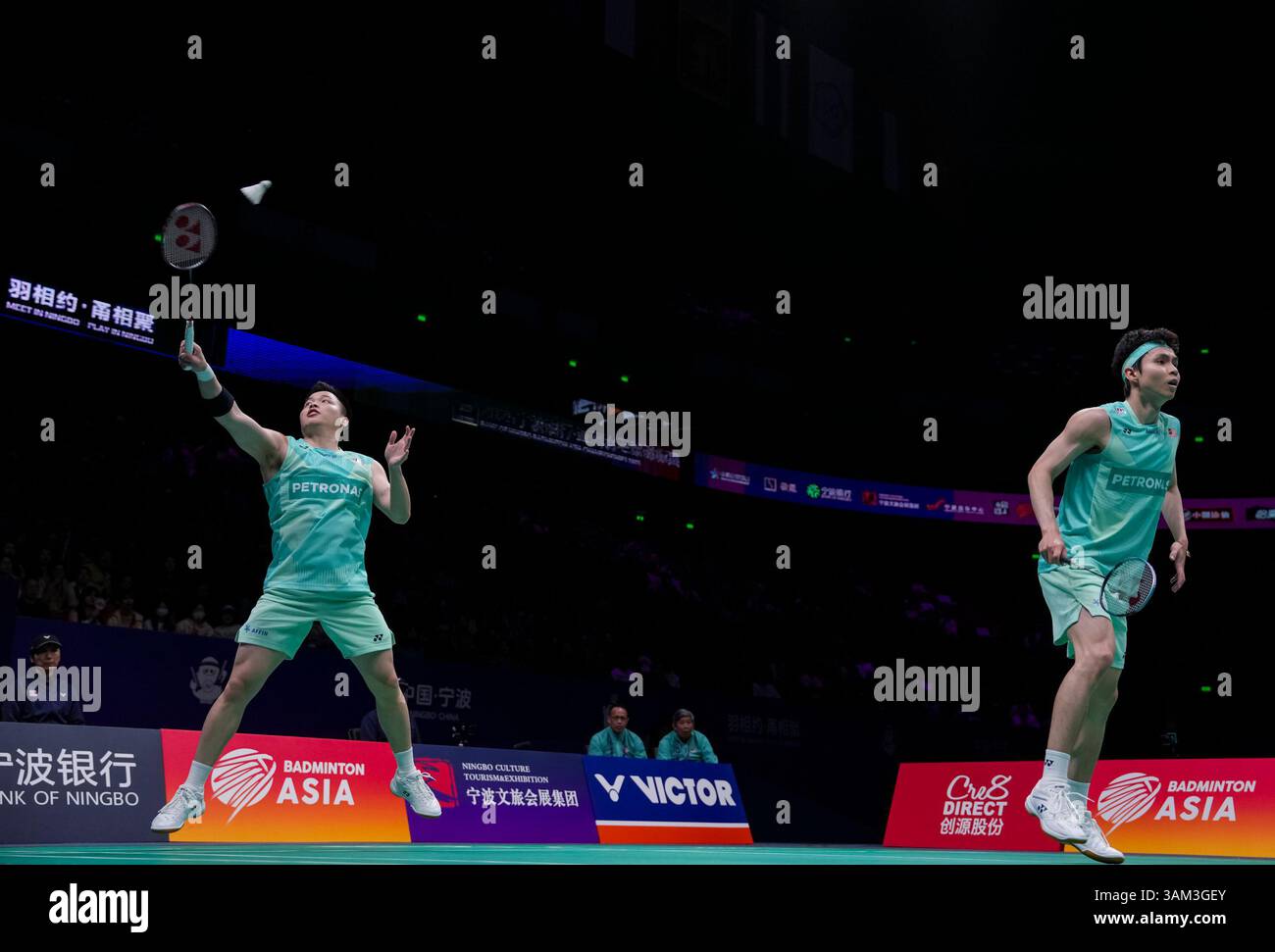 (250413) -- NINGBO, April 13, 2025 (Xinhua) -- Aaron Chia (L)/Soh Wooi ...