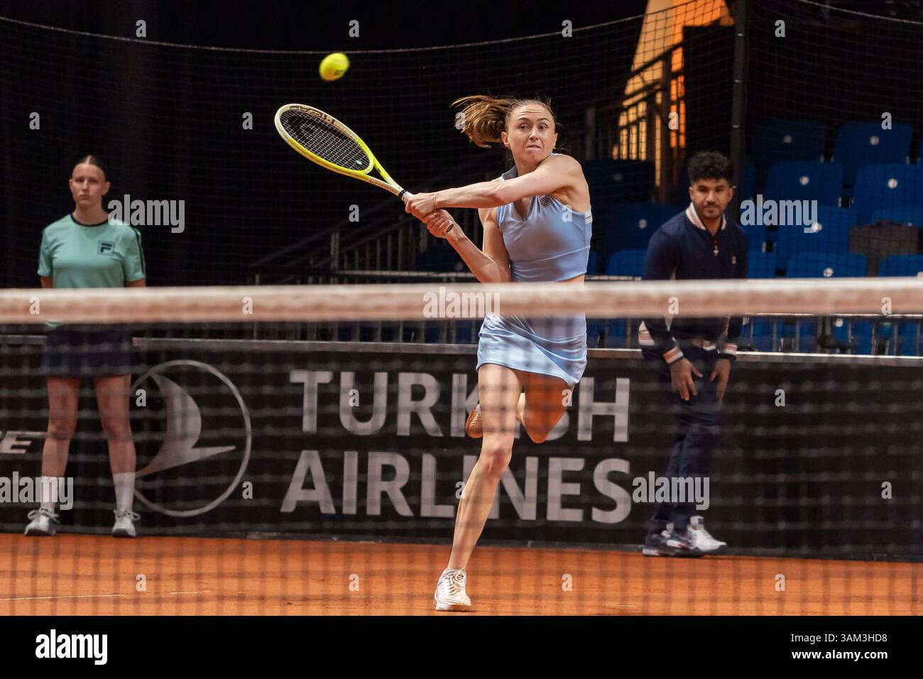 Stuttgart, Deutschland. 13th Apr, 2025. Aliaksandra Sasnovich mit einer starken Rueckhand, Erika ...