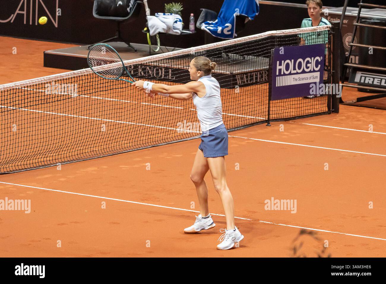 Stuttgart, Deutschland. 13th Apr, 2025. Erika Andreeva im Angriff vor dem Netz, Erika Andreeva ...