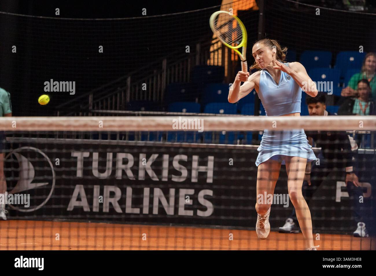 Aliaksandra Sasnovich schlaegt den Ball mit der Vorhand, Erika Andreeva vs. Aliaksandra ...