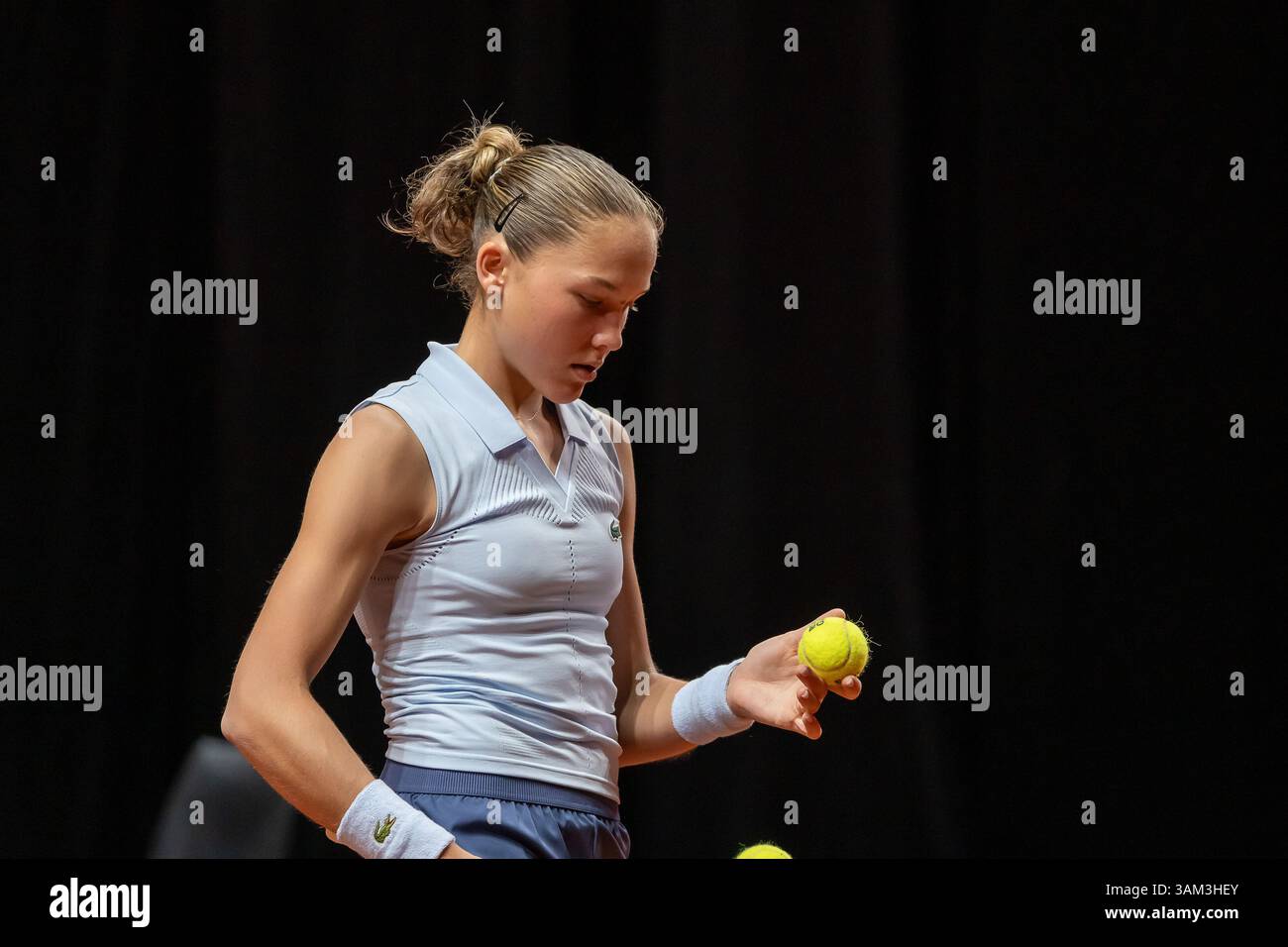 Stuttgart, Deutschland. 13th Apr, 2025. Erika Andreeva beim Aufschlag, Erika Andreeva vs ...
