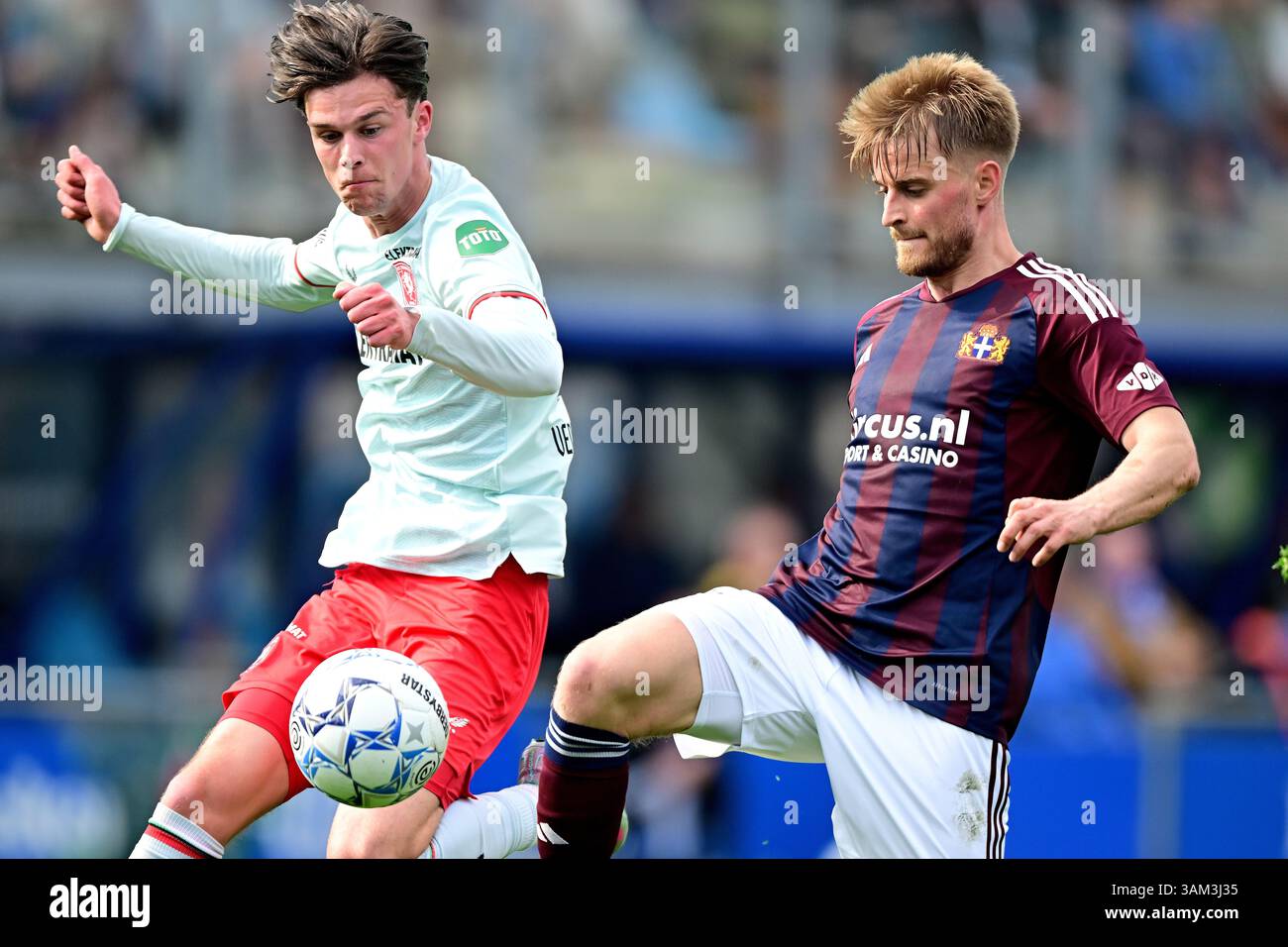 ZWOLLE - (l-r) Lucas Vennegoor of Hesselink of FC Twente, Simon Graves ...