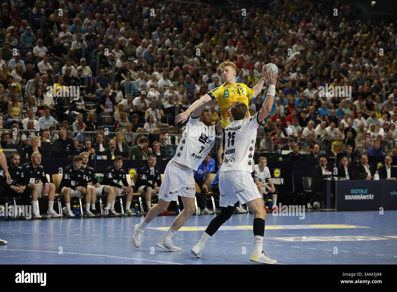 Koeln, Deutschland. 12th Apr, 2025. v.l. Magnus Landin Jacobsen (THW ...