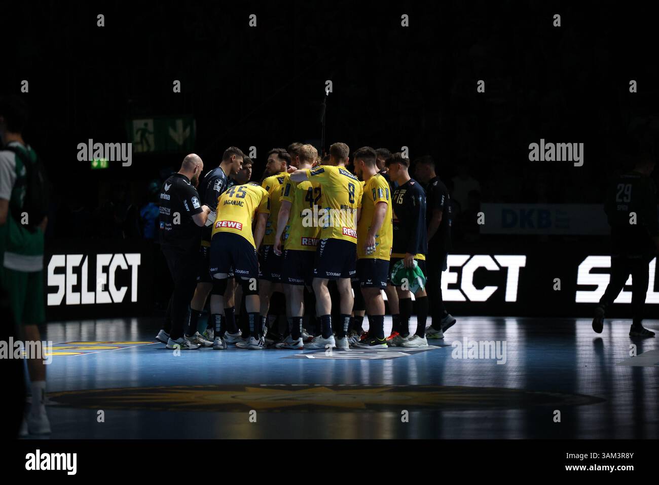 Koeln, Deutschland. 12th Apr, 2025. v.l. Auszeit Rhein Neckar Loewen ...