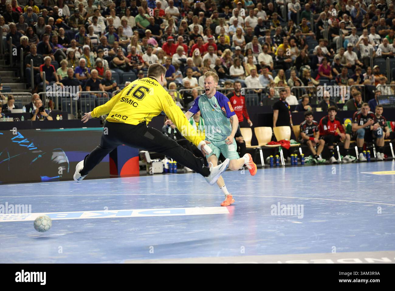 Koeln, Deutschland. 12th Apr, 2025. v.l. Nebojsa Simic (MT Melsungen ...