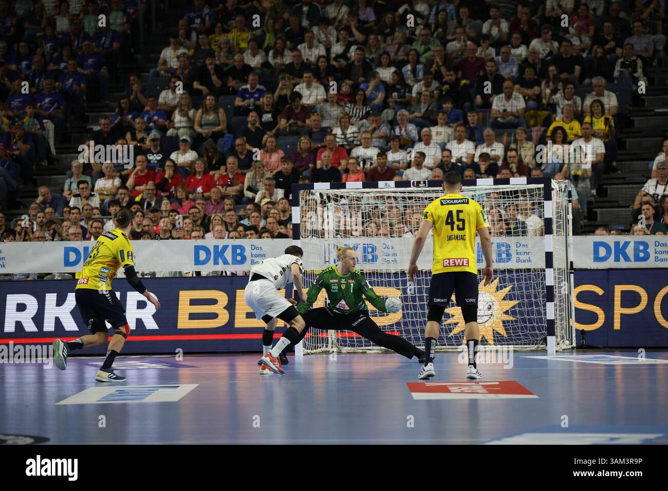 Koeln, Deutschland. 12th Apr, 2025. v.l. Lukas Zerbe (THW Kiel #24 ...