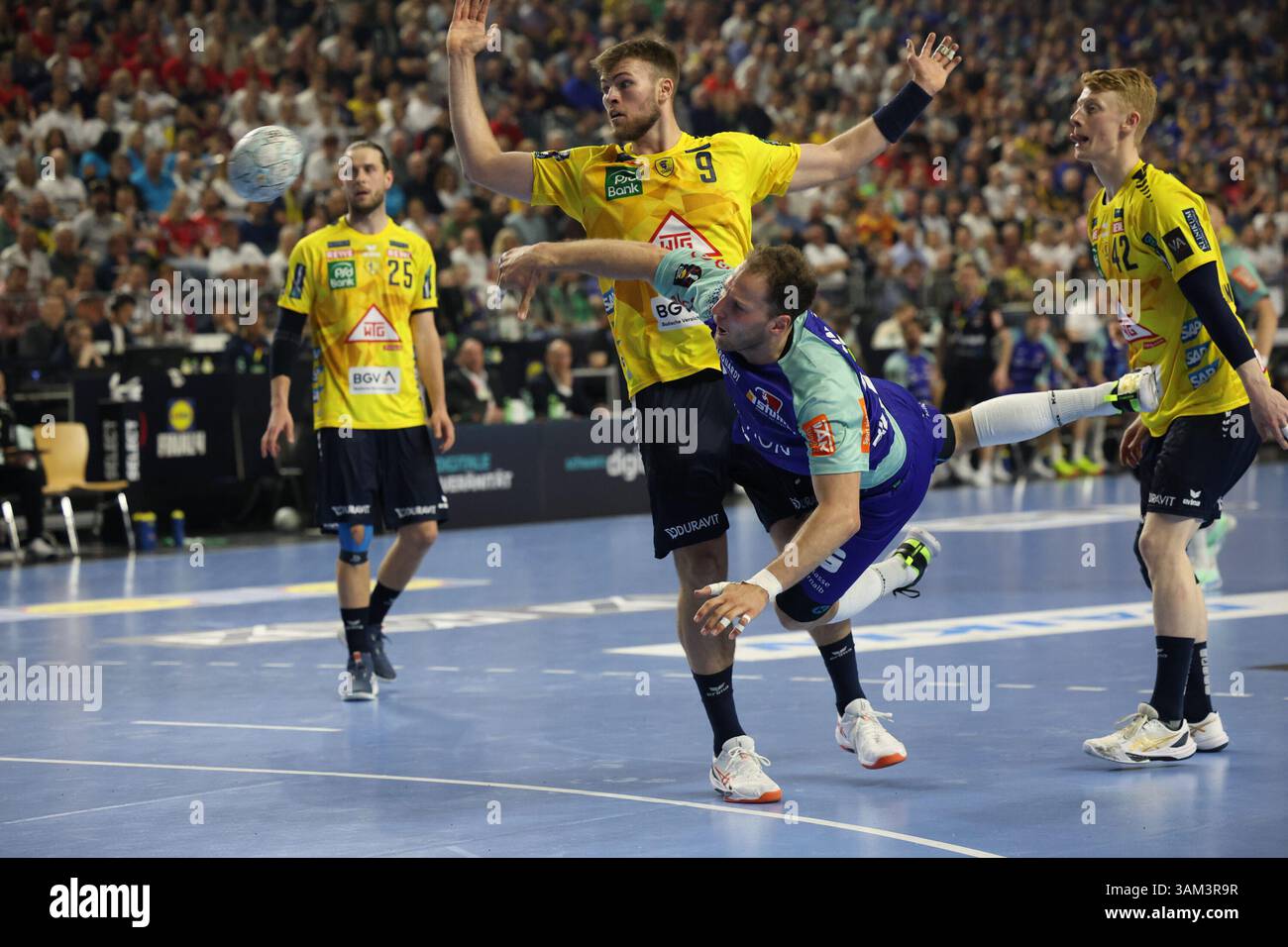 v.l. Olle Forsell Schefvert (Rhein Neckar Loewen #25), Steven Plucnar ...