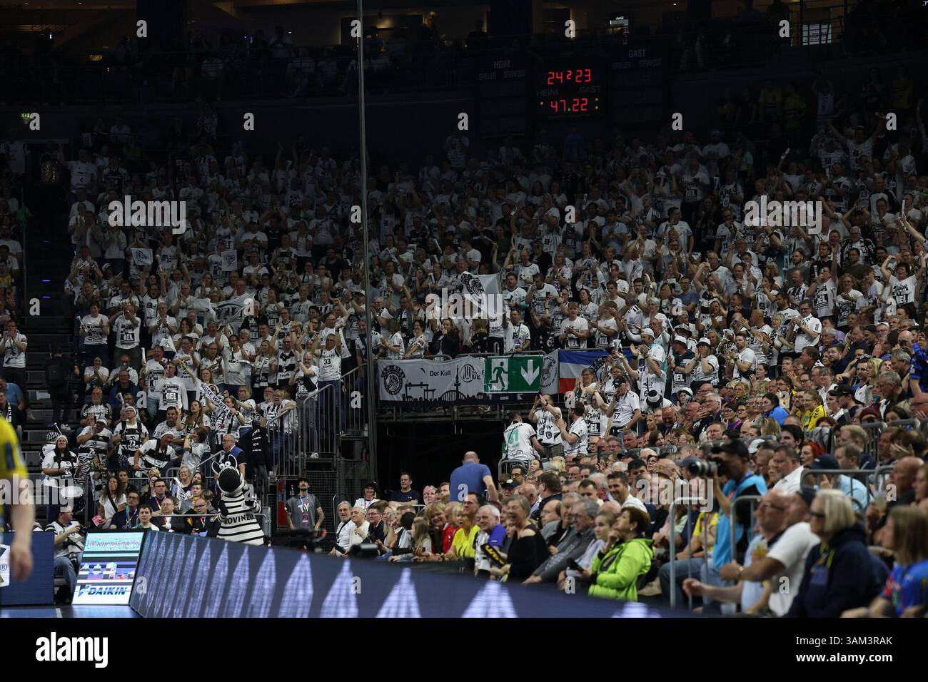 v.l. Fans THW Kiel THW Kiel vs. Rhein-Neckar Loewen, Handball, DHB ...