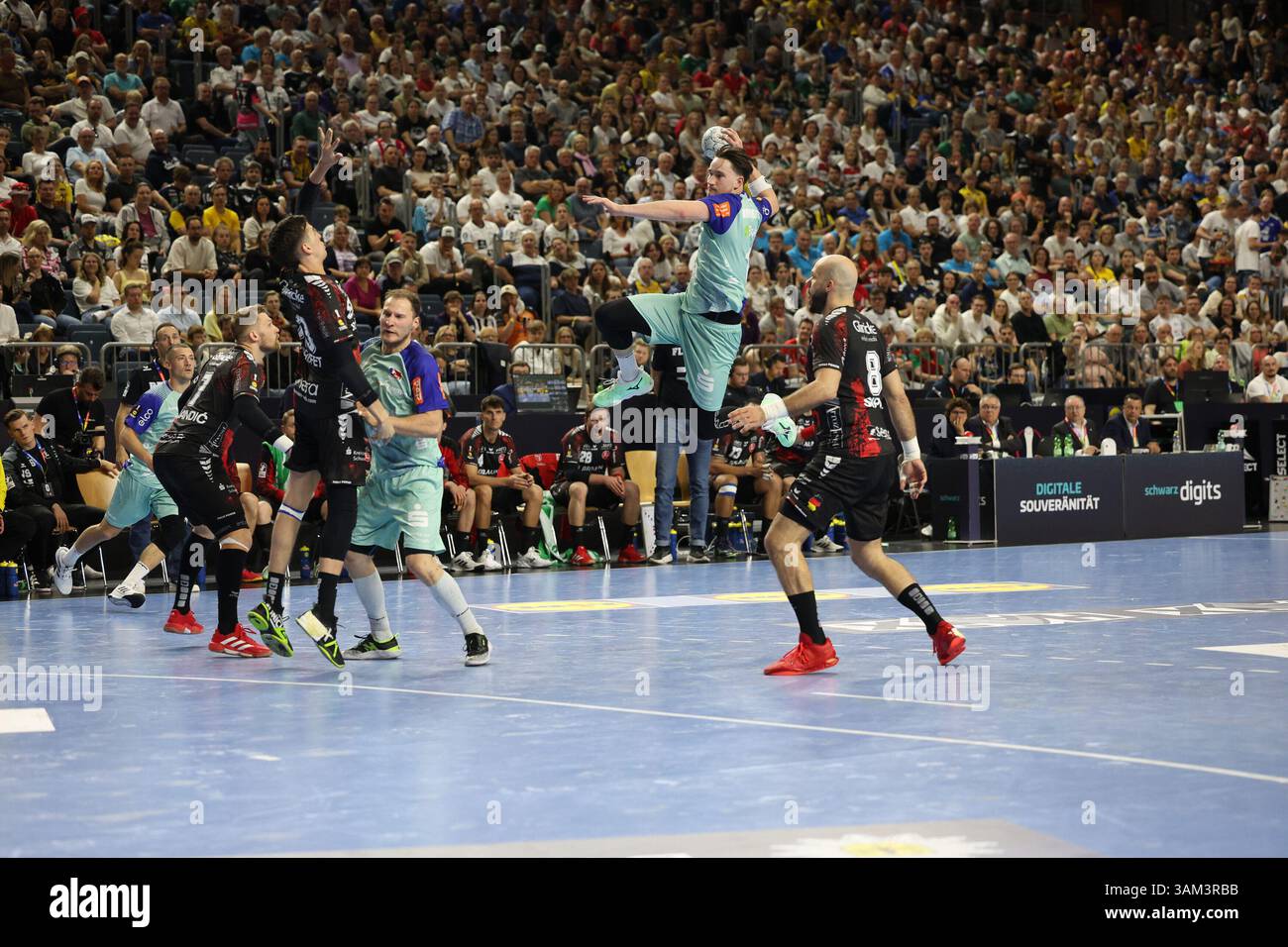 Koeln, Deutschland. 12th Apr, 2025. v.l. Robert Timmermeister (HBW ...