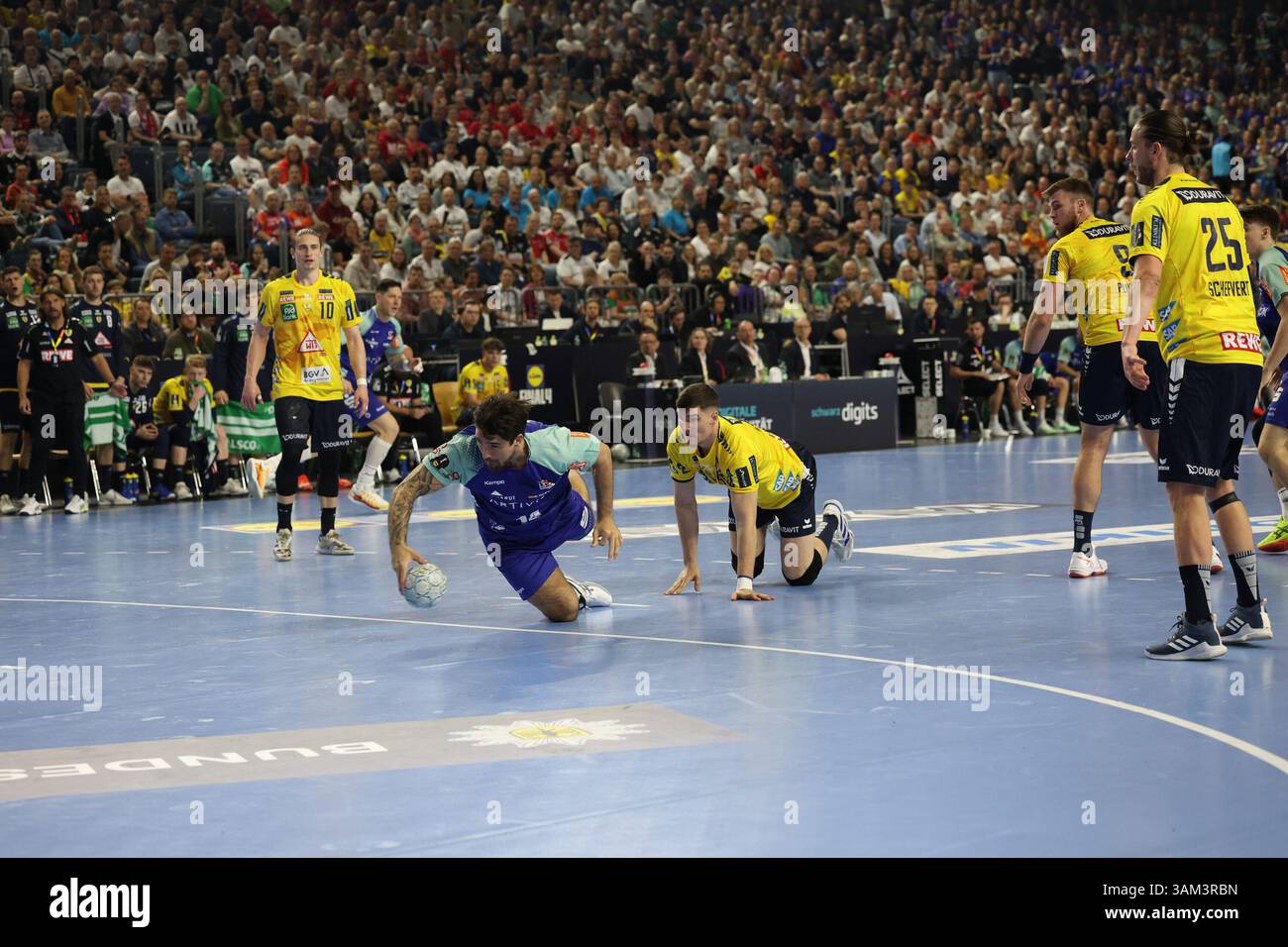 v.l. Juri Knorr (Rhein Neckar Loewen #10), Max Santos (HBW Balingen ...