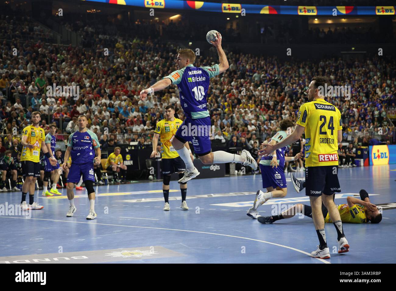v.l. Steven Plucnar Jacobsen (Rhein Neckar Loewen #09), Halil Jaganjac ...