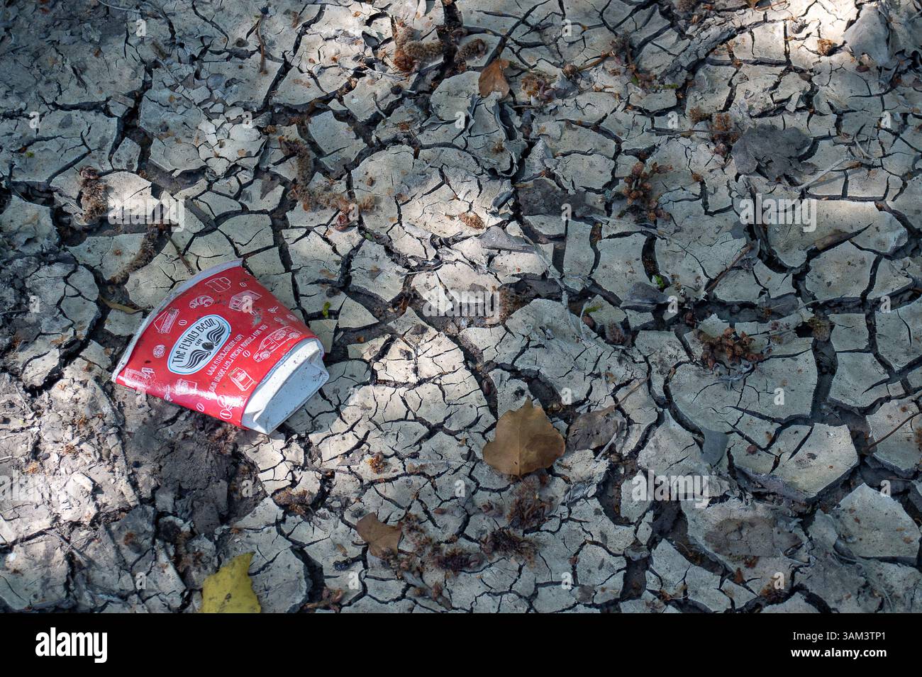 Maidenhead, Berkshire, UK. 11th April, 2025. A dried up waterway next ...
