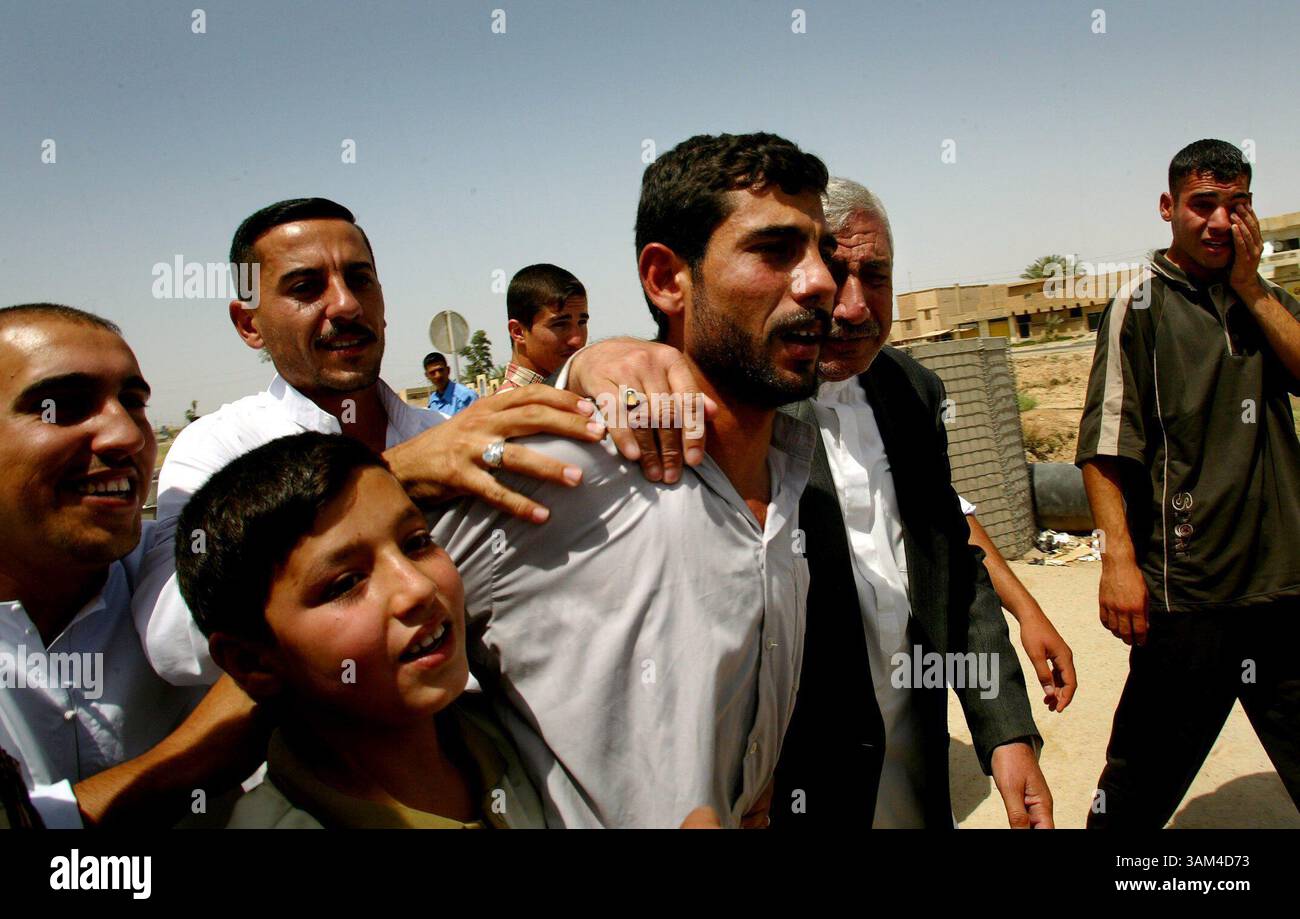 Iraqi prisoners american soldiers hi-res stock photography and images ...