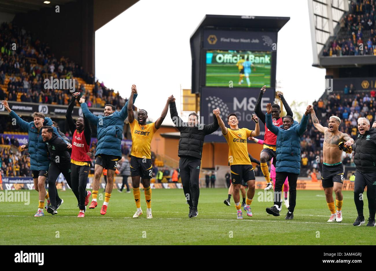 Wolverhampton Wanderers manager Vitor Pereira and players celebrate ...