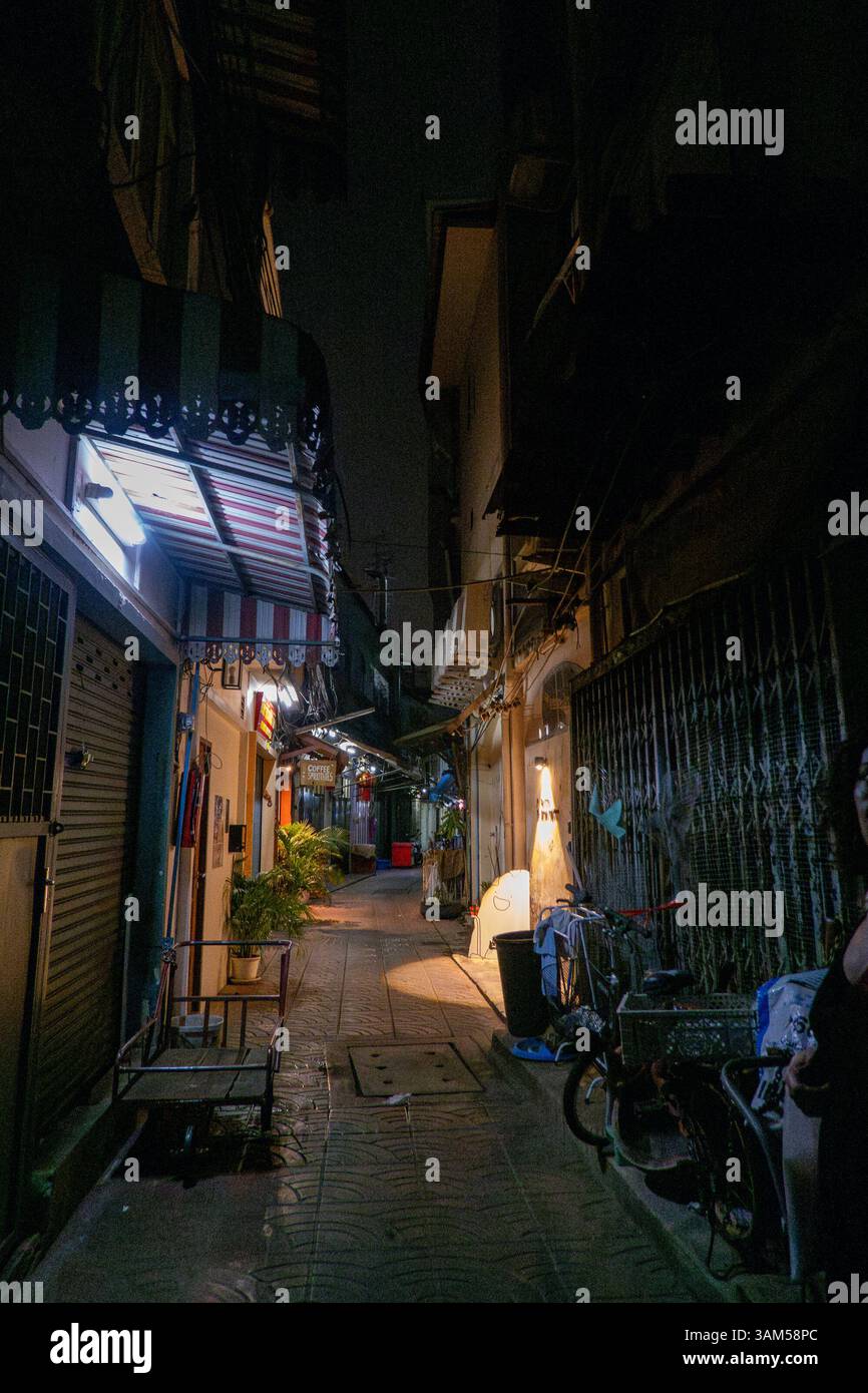 Empty alleyway in Chinatown neighbourhood in Bangkok. Bangkok’s ...