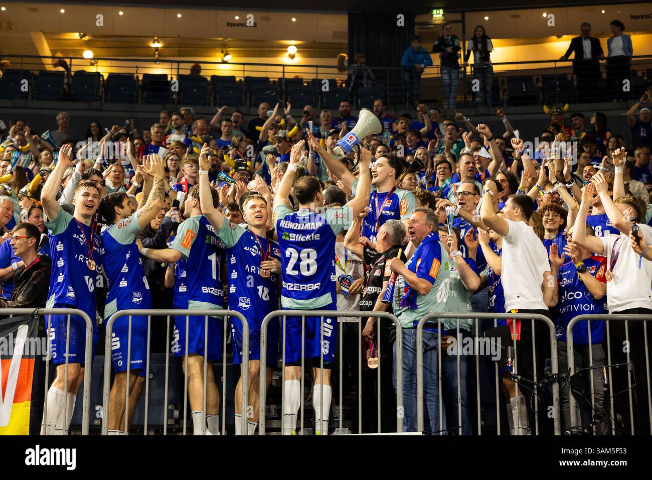 Die Balinger Spieler inmitten ihrer Fans auf den Raengen, Mateusz ...