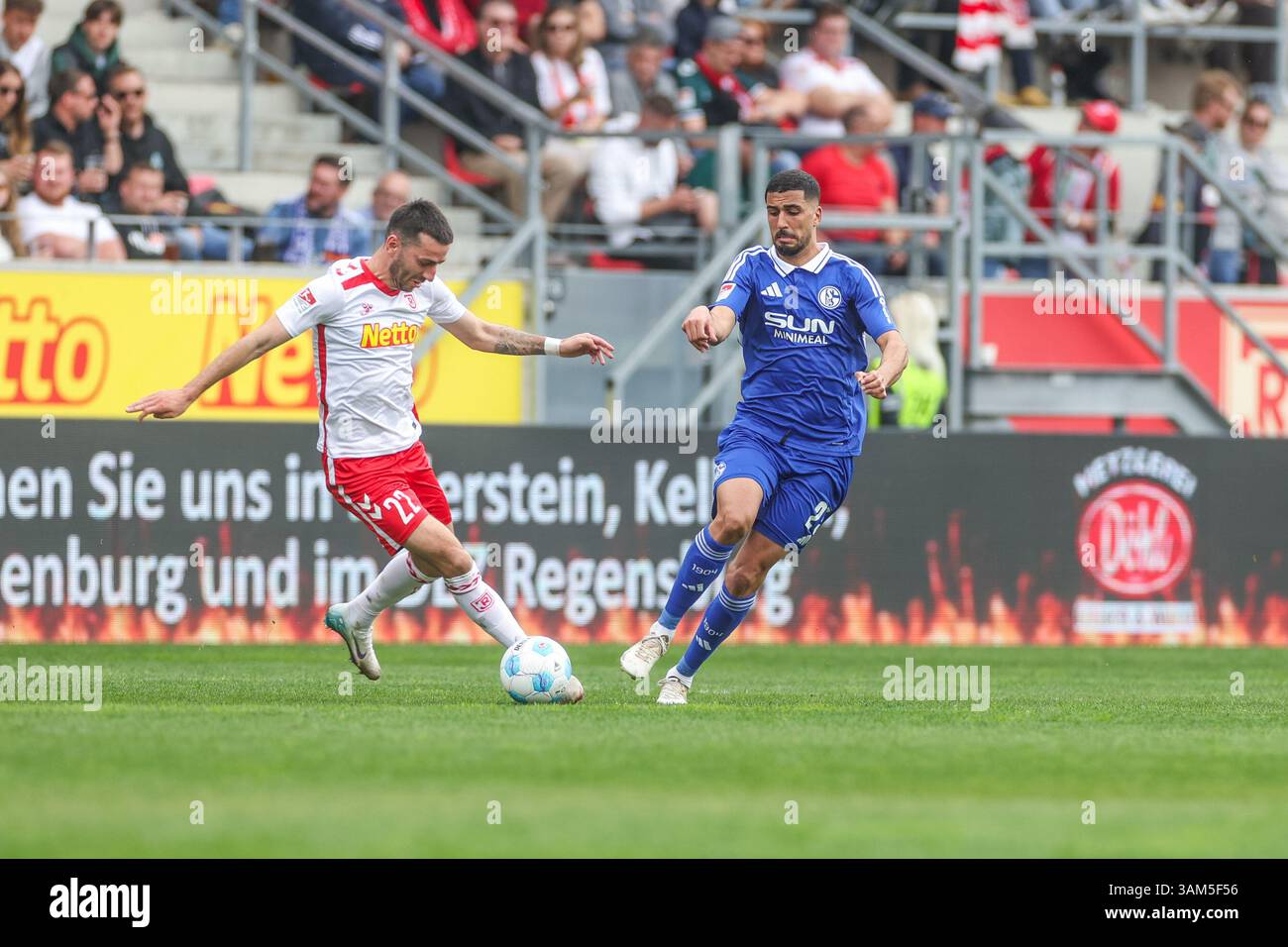 Regenburg, Deutschland. 13th Apr, 2025. 13.04.2025, Fussball, Saison 2024/2025, 2. Bundesliga ...
