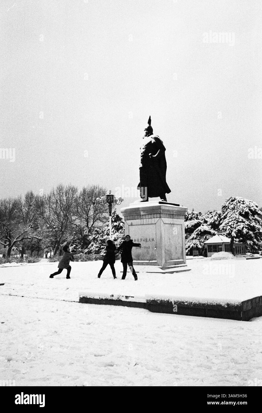 Hong taiji statue hi-res stock photography and images - Alamy