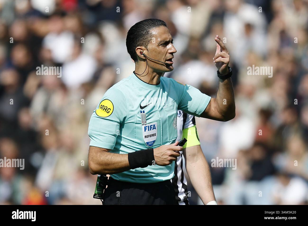 ALMELO - Referee Serdar GÃ¶zÃ¼bÃ¼yÃ¼k during the Dutch Eredivisie match ...