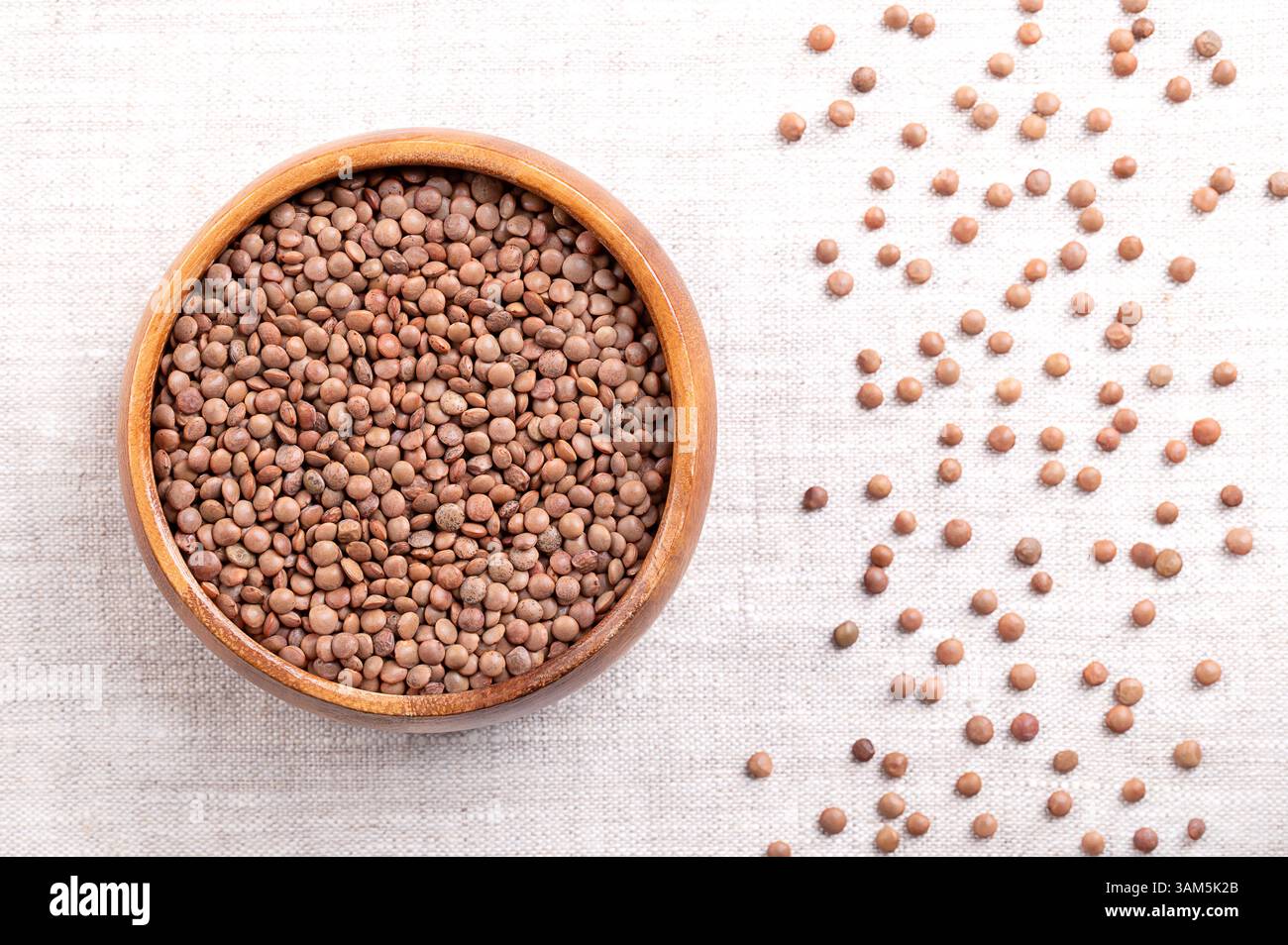 Chateau lentils in wooden bowl on linen. Dried variety of Lens ...
