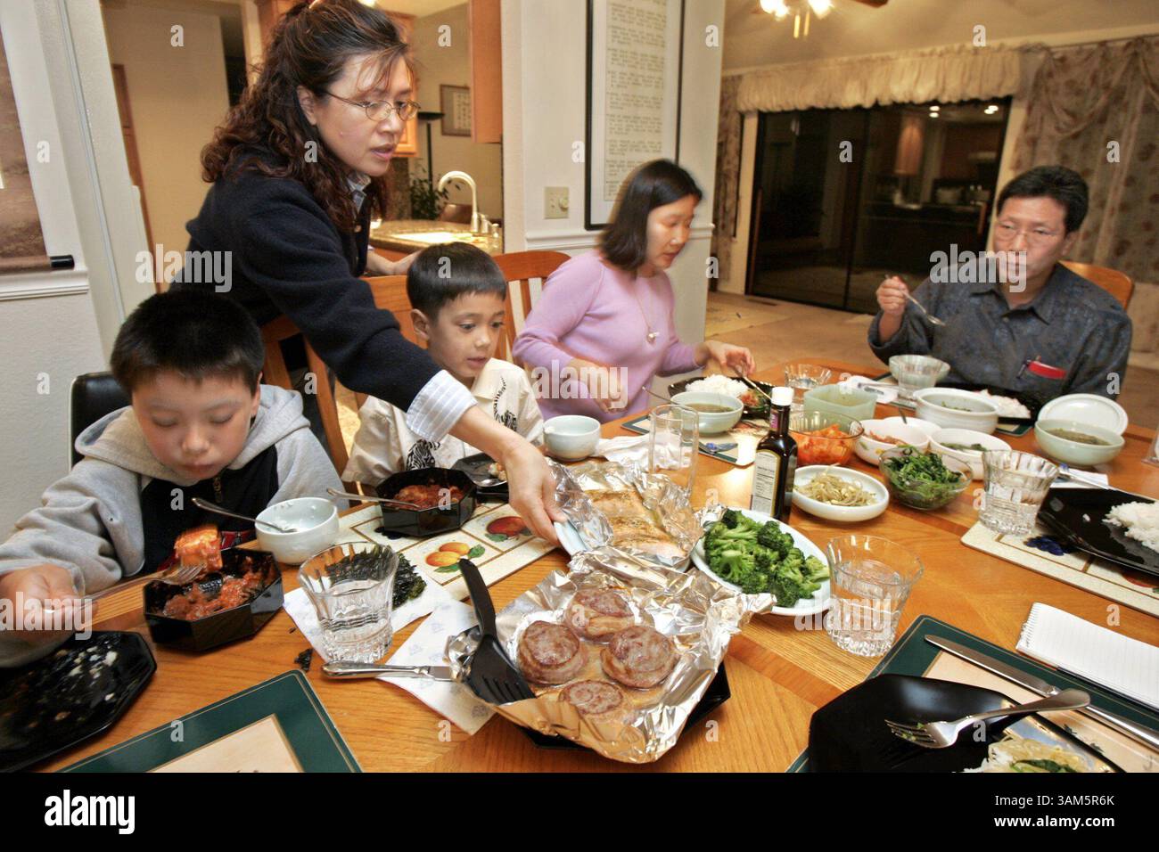 Korea family dinner hi-res stock photography and images - Alamy