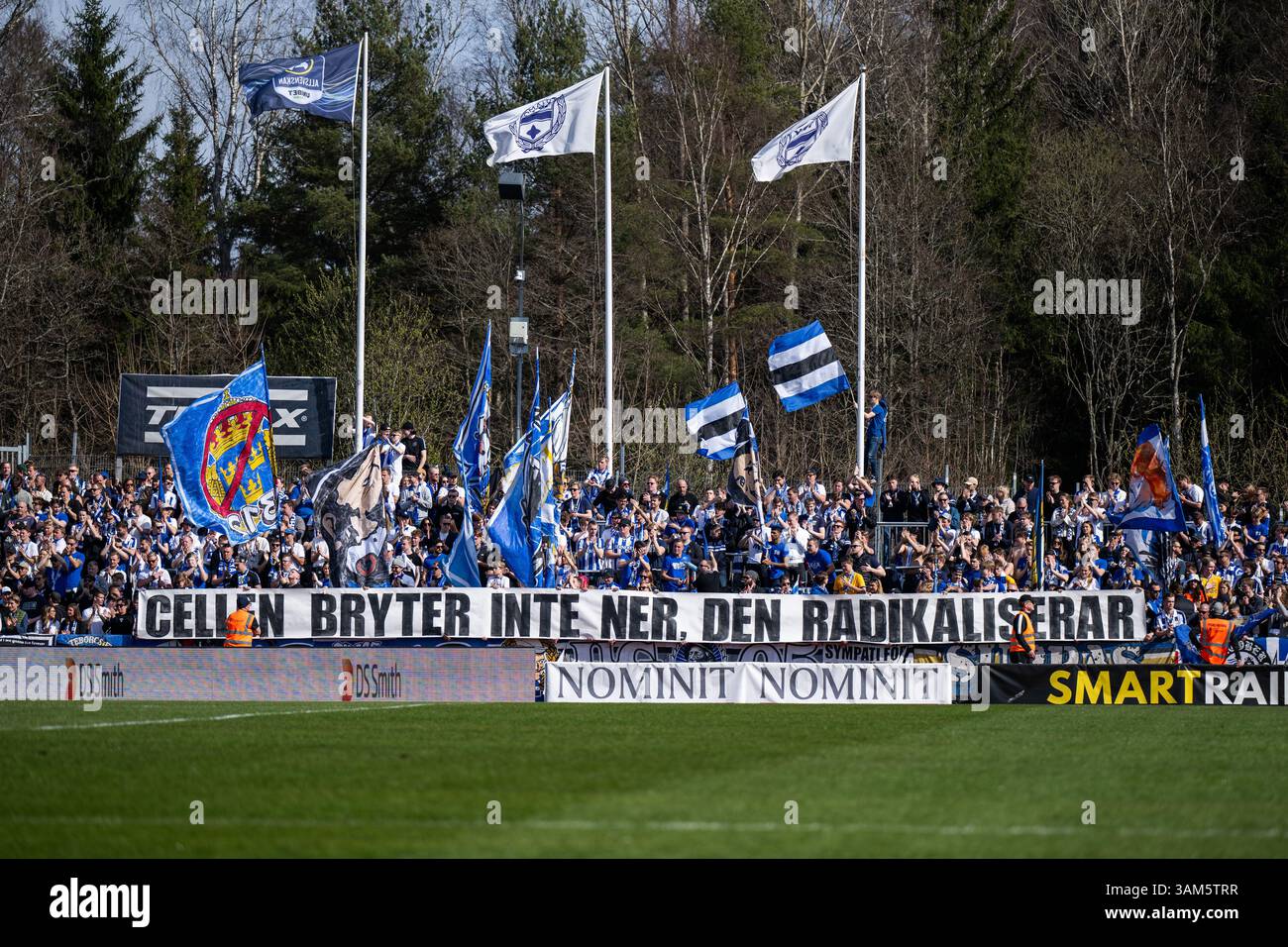 250413 IFK Göteborgs supportrar med en banderoll under fotbollsmatchen ...