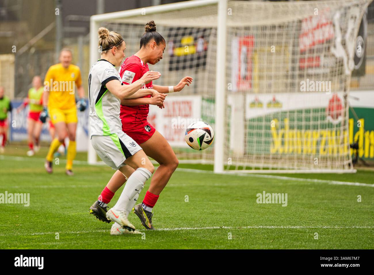 Zweikampf zwischen Svenja Huth (VfL Wolfsburg 10) und Nicole Ojukwu (SC ...