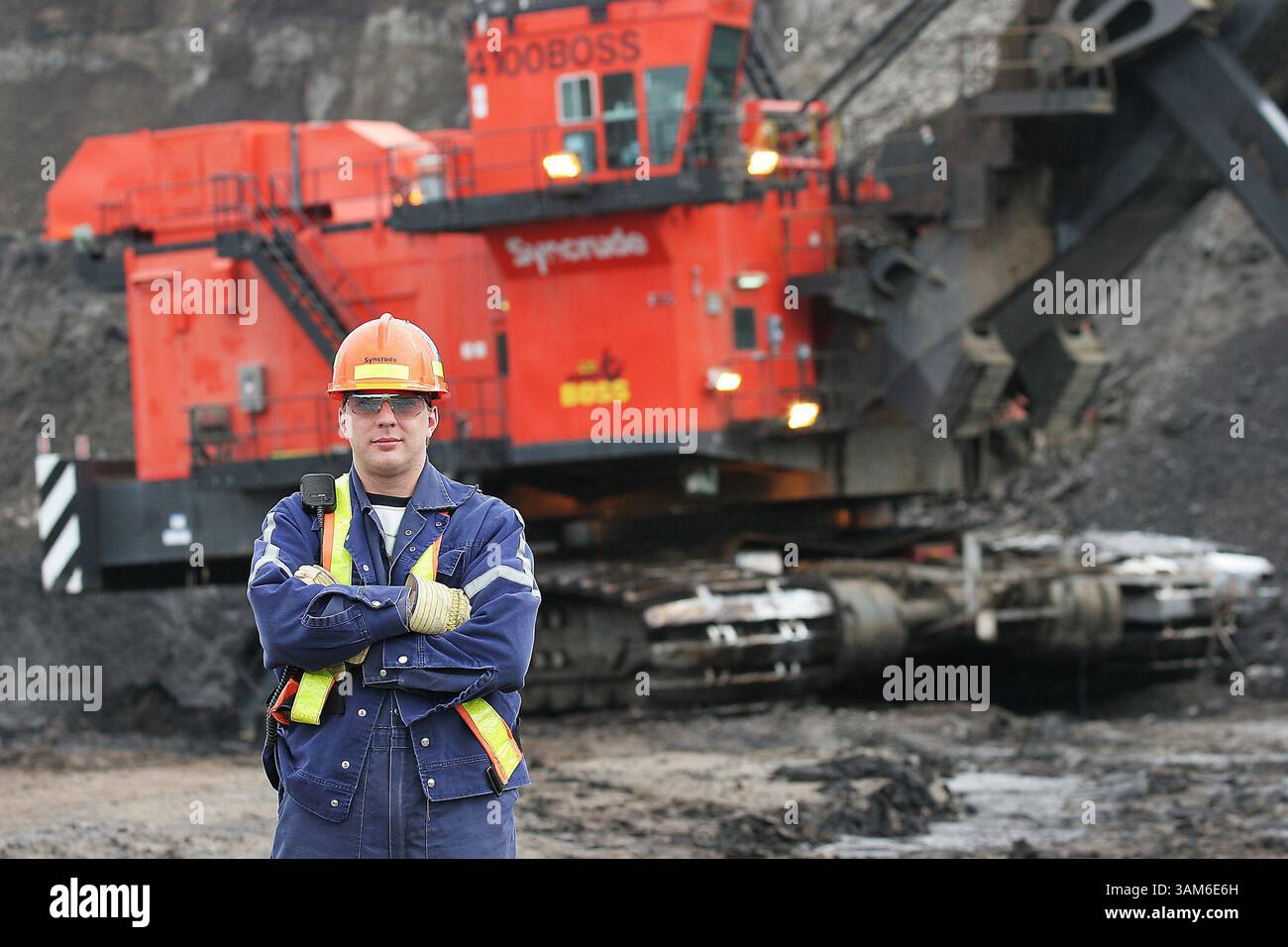 Excavators loads hi-res stock photography and images - Alamy
