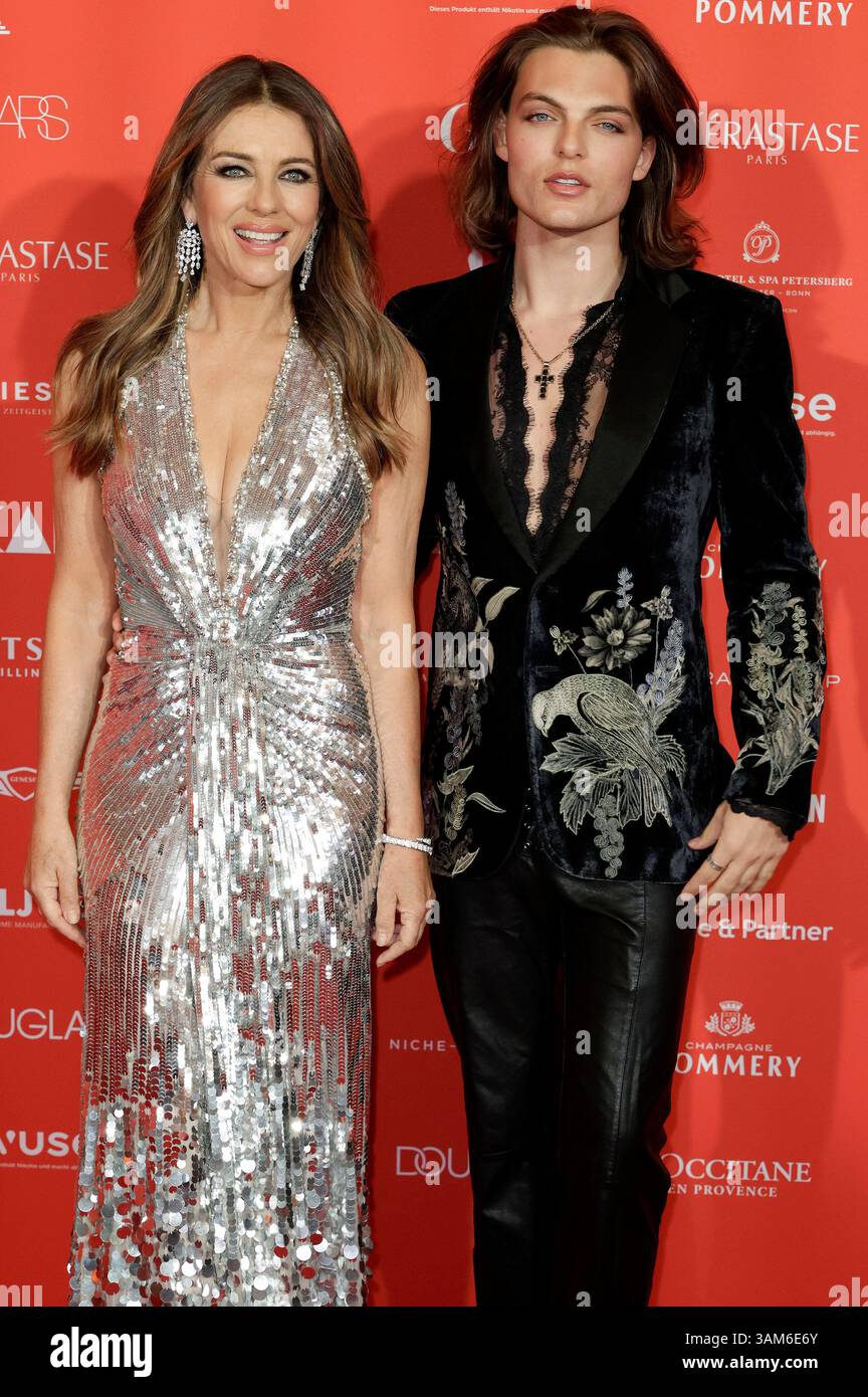 Elizabeth Hurley mit Sohn Damian Charles Hurley bei der 28. Verleihung ...