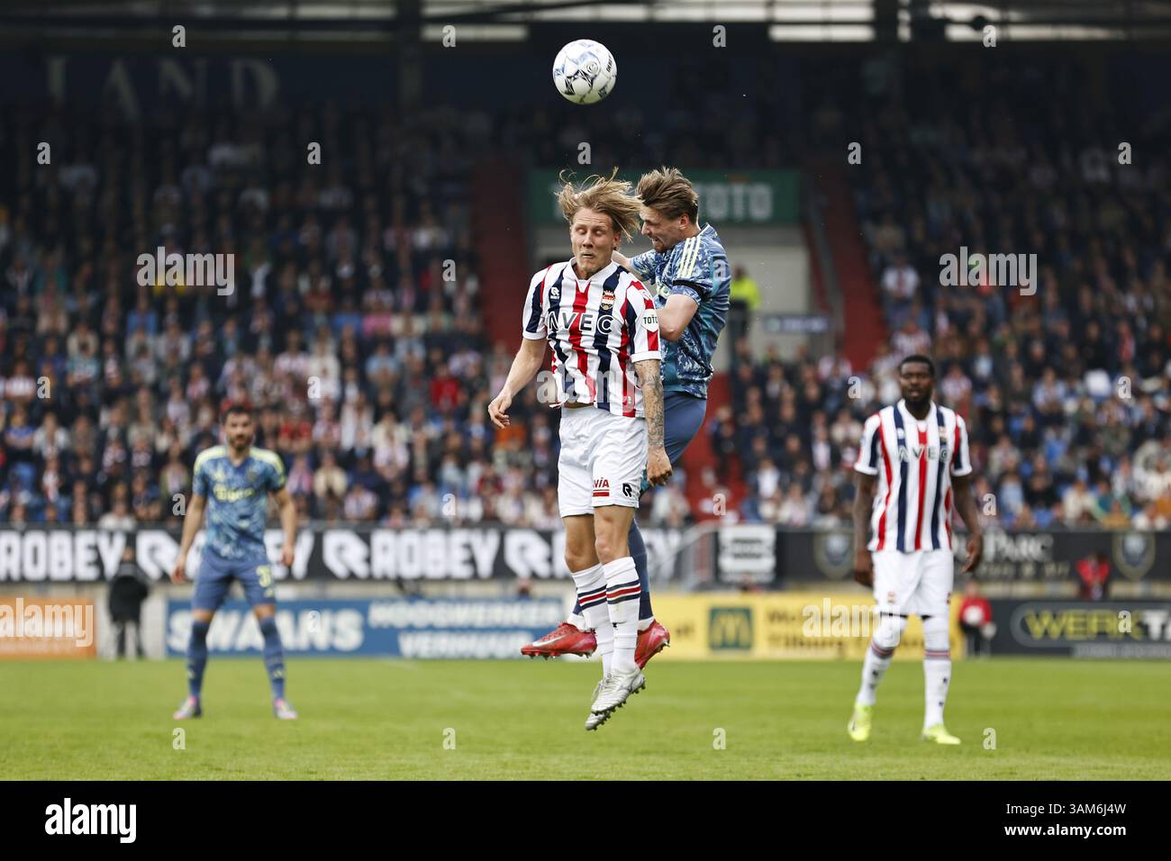 TILBURG - (l-r) Jesse Bosch of Willem II, Kenneth Taylor of Ajax during ...