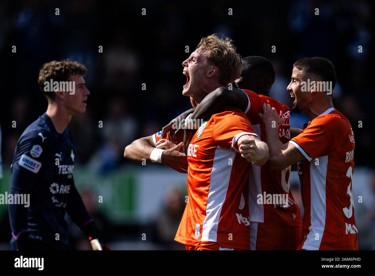 250413 Värnamos målvakt Viktor Andersson deppar medan IFK Göteborgs Max ...