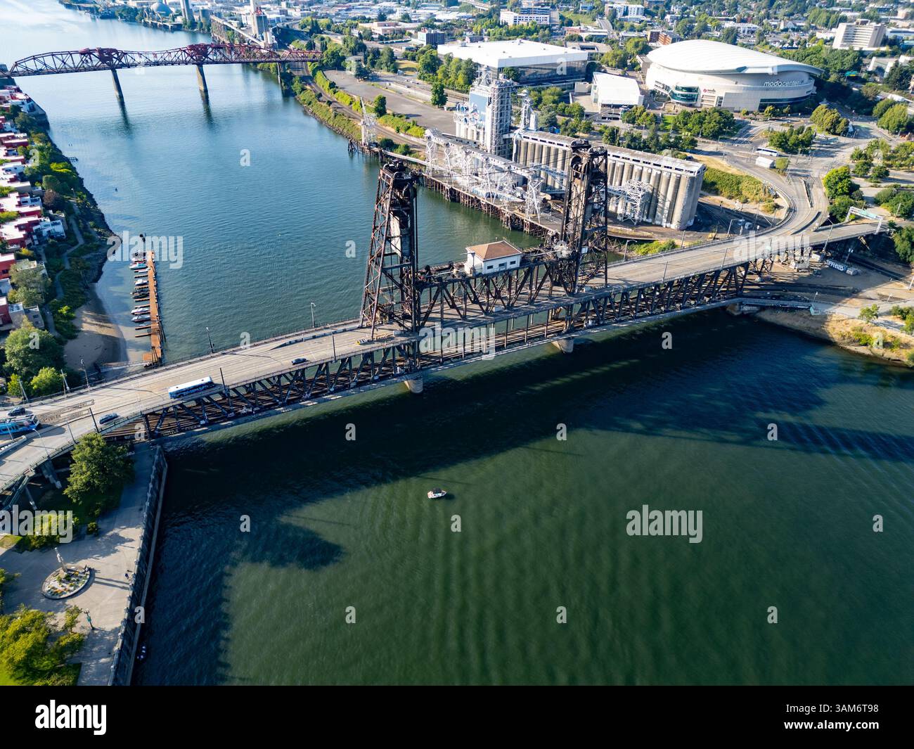 Steel Bridge over the Willamette River, Portland, Oregon, USA Stock Photo - Alamy