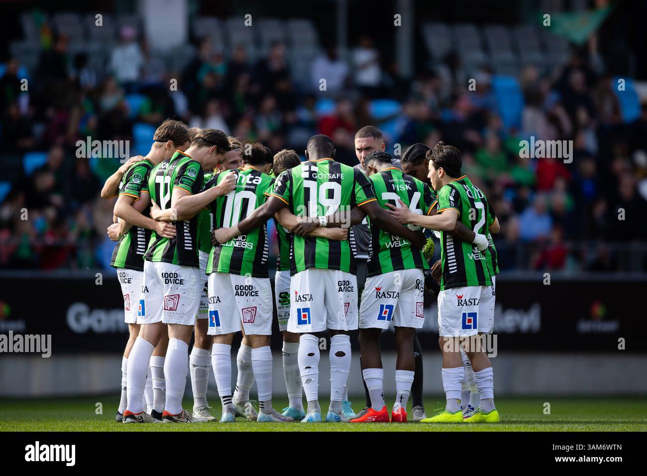 250413 GAIS samlade inför fotbollsmatchen i Allsvenskan mellan GAIS och ...