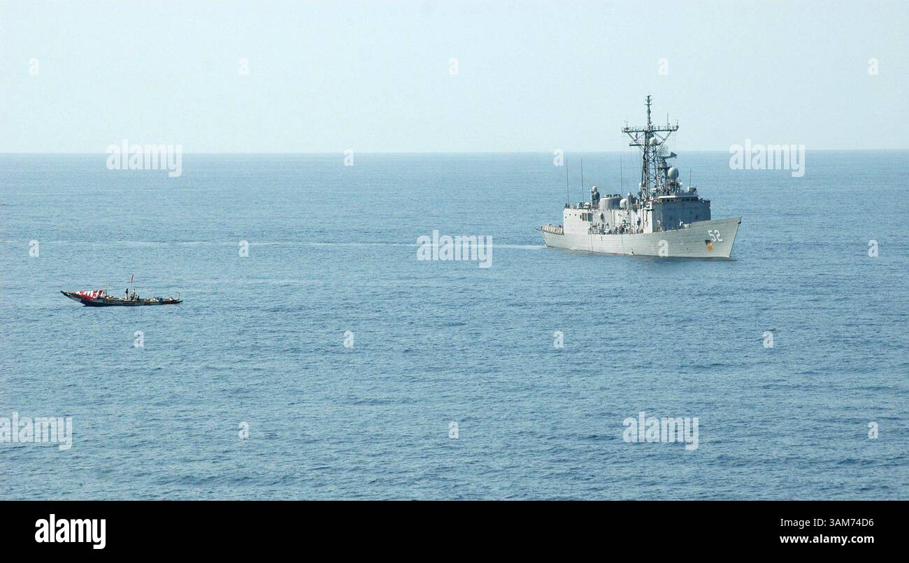 Jan. 14, 2006 - U.S. - The frigate USS Carr (FFG 52) approaches a ...