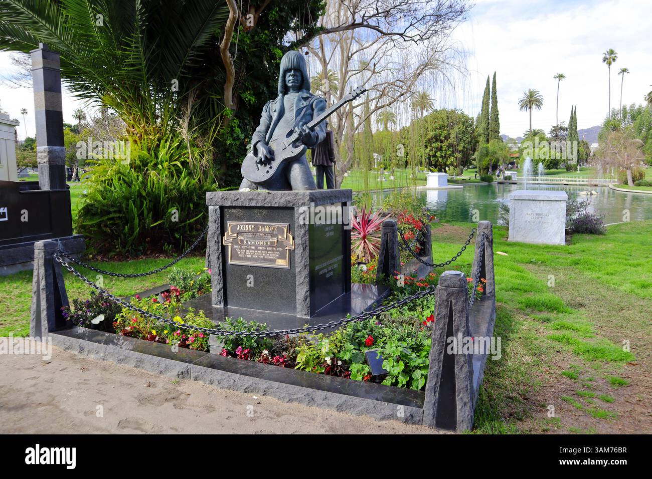 Grave of Johnny Ramone (born John Cummings) at Hollywood Forever ...