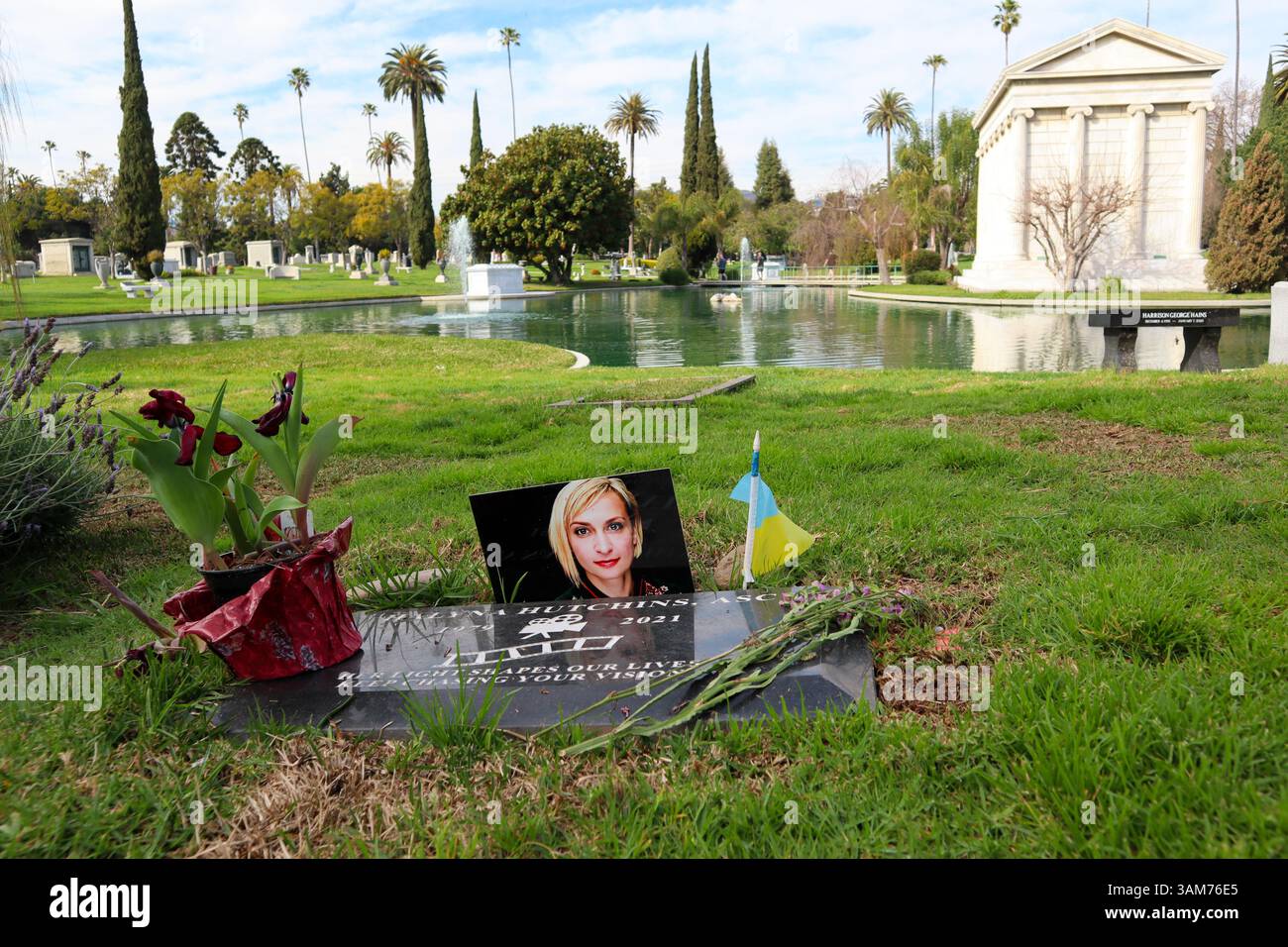 Grave of cinematographer Halyna Hutchins at Hollywood Forever Cemetery ...